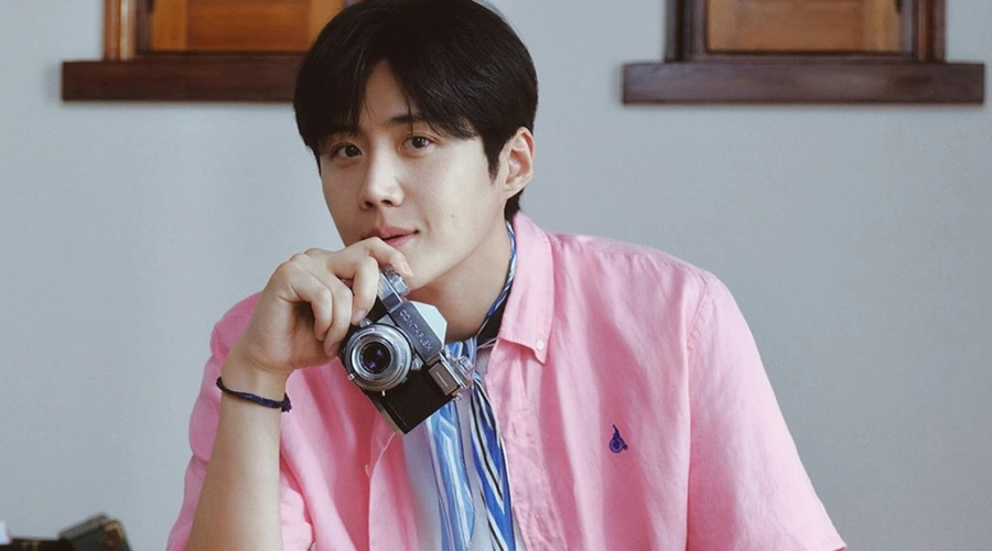 Potret Kim Seon Ho Naik Bajaj Biru di Jakarta, Gayanya Melokal Banget ...