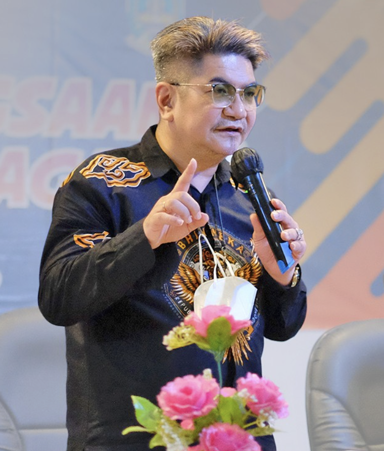 Geger Istri Anggota DPRD Jatim Benjamin Kristianto Pamer Foto Setengah ...