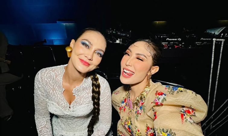 Ayu Dewi Ulang Tahun, Luna Maya Beri Hadiah Paling Nyentrik!
