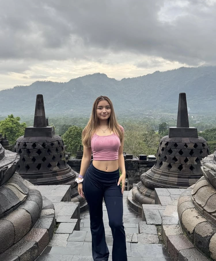 Biodata dan Permintaan Maaf Chantal, Wanita Pirang yang Joget Seksi di ...