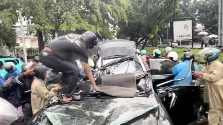 Siapa Pemilik Mobil Lexus di Pondok Indah yang Tertimpa Pohon Tumbang?