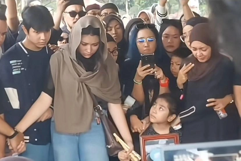 Sibuk Rekam Saat Pemakaman Gary Iskak, Andi Devi Sampaikan Permintaan Maaf
